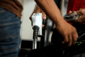 Isi Bensin Motor Lebih Baik Full Tank? | DAYA AUTO